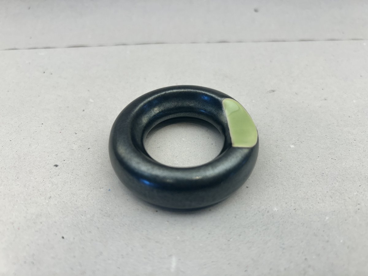 Spisepindeholder / Sort, Ring Med Grøn Prik - Spisepinde ...